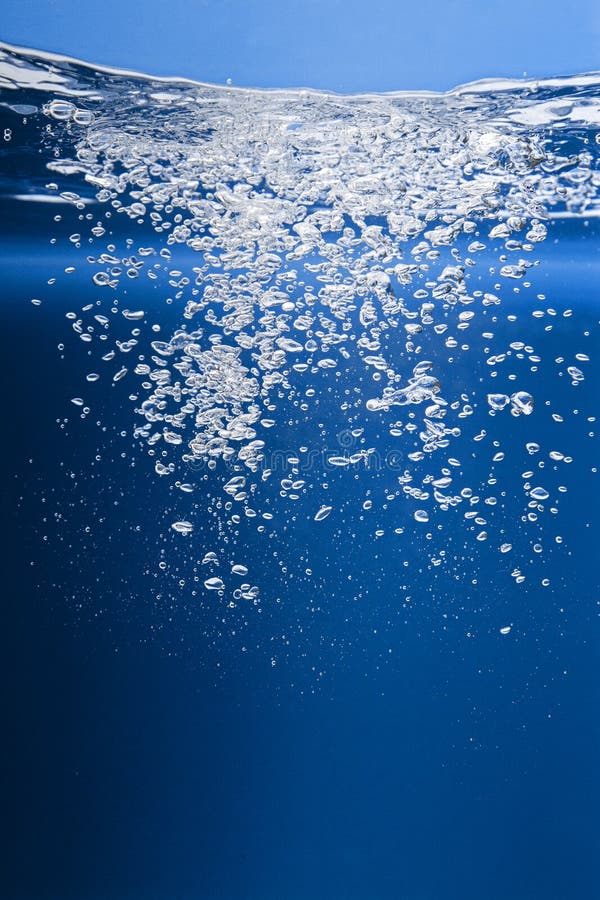 Surface De L'eau Avec La Vague Et Les Bulles Image stock - Image du ...