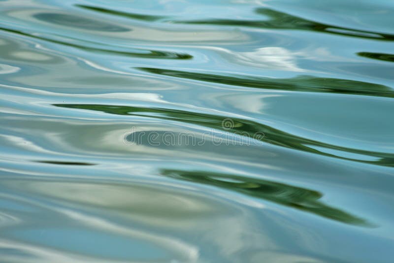 Surface de l'eau photo stock. Image du petit, foncé, ondes - 1278802
