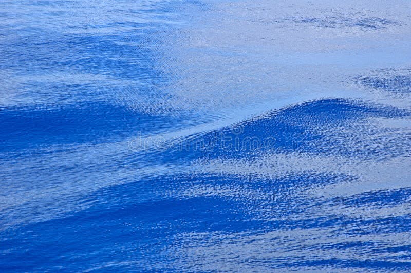 Surface de l'eau photo stock. Image du petit, foncé, ondes - 1278802