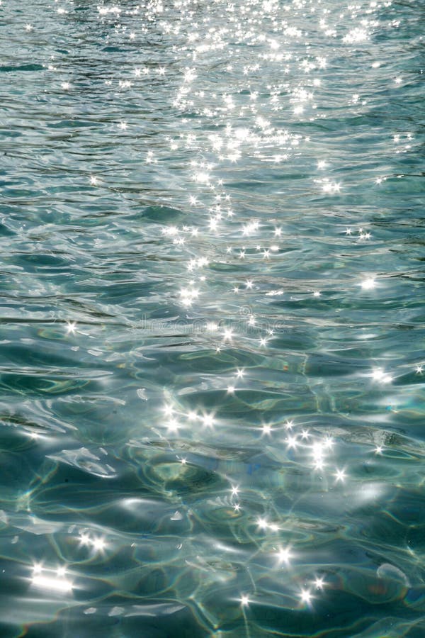 Surface de l'eau photo stock. Image du milieux, aptitude - 189683426