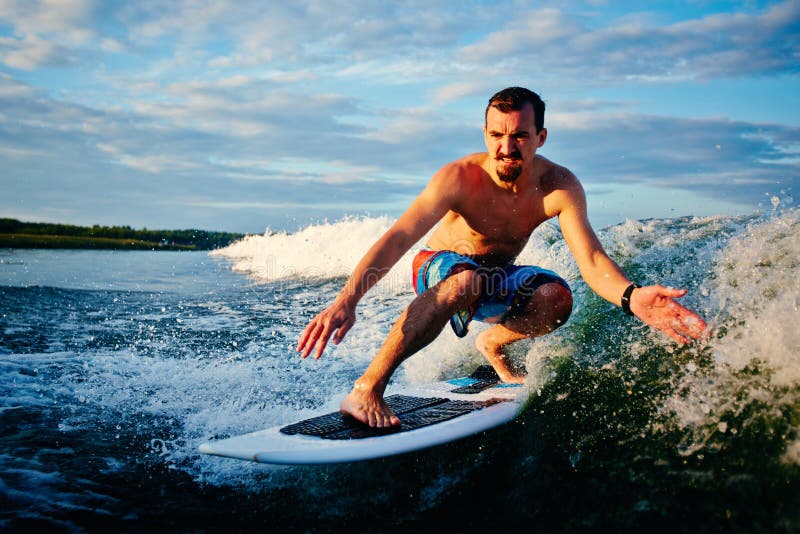 Surfboarder im Meer stockfoto. Bild von freizeit, rücksortierung - 59339880