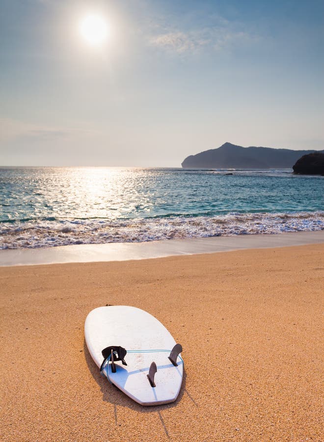 Surfbrett Auf Dem Wilden Strand Stockfoto - Bild von wasser, platz ...
