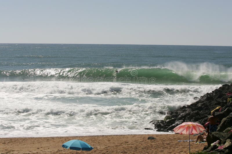 Surfen auf Strand stockbild. Bild von flexibilität, flüssigkeit - 4431443