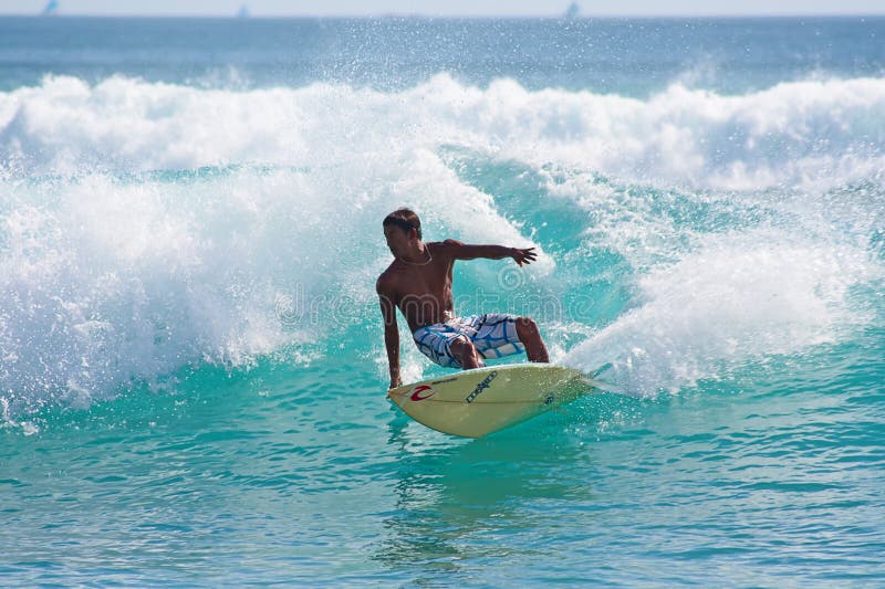 Surfen der Wellen redaktionelles stockfotografie. Bild von hawaii ...