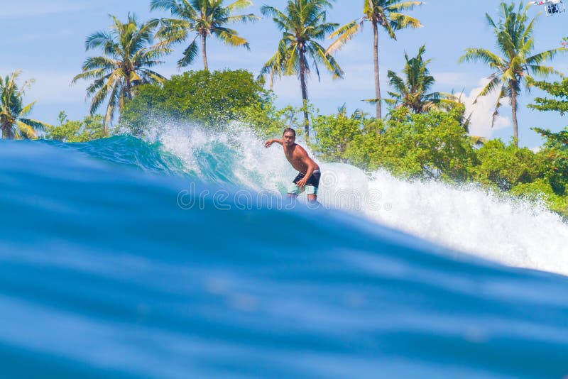 Surfen Einer Welle Bali-Insel Indonesien Stockfoto - Bild von küste ...