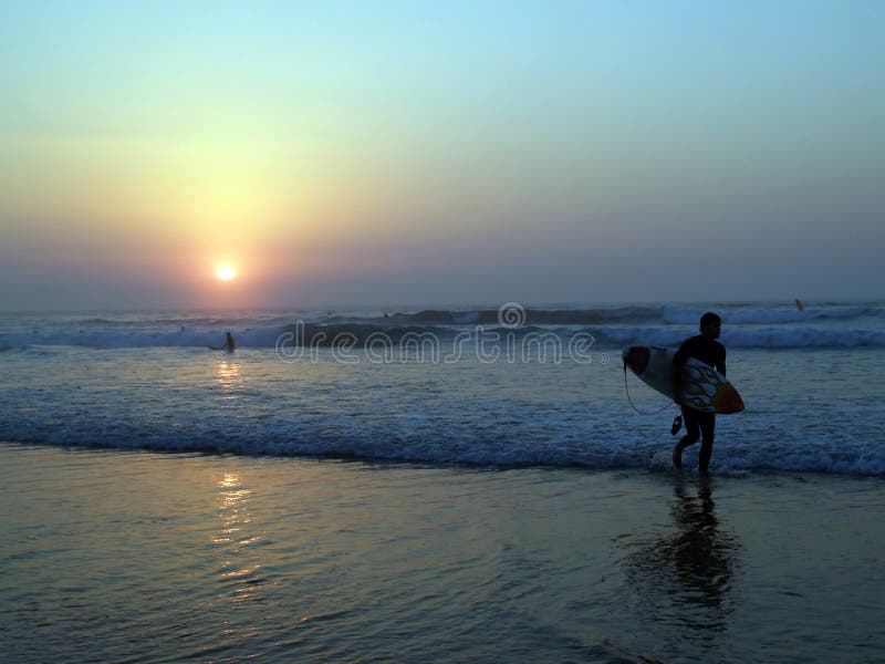Surfen am Sopelana-Strand stockfoto. Bild von aktivität - 628158