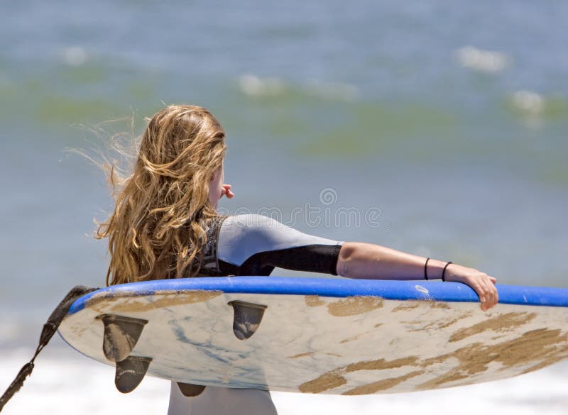 Surfer Allant De Fille De L'adolescence Photo stock - Image du surfeur ...