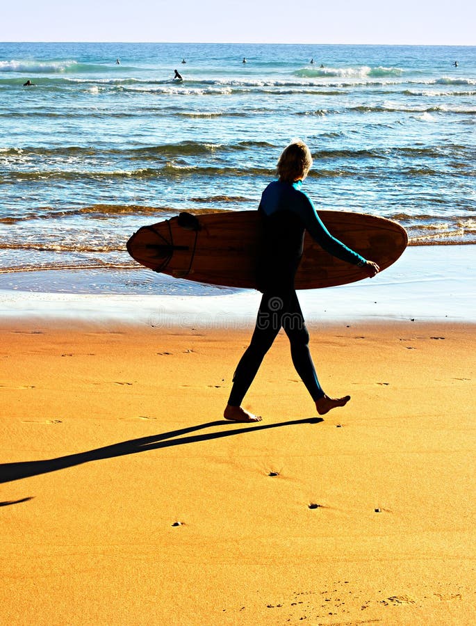 Surfer auf dem Strand stockfoto. Bild von orange, leben - 60549406
