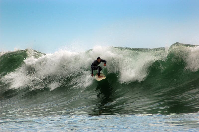 Surfer auf einer Welle redaktionelles stockbild. Bild von grün - 28627114