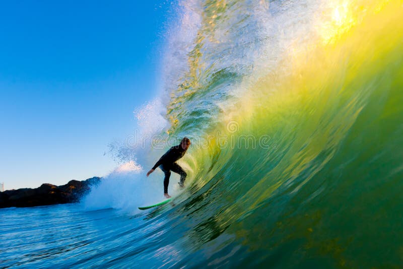 Surfer Auf Welle Am Sonnenuntergang Stockbild - Bild von ...