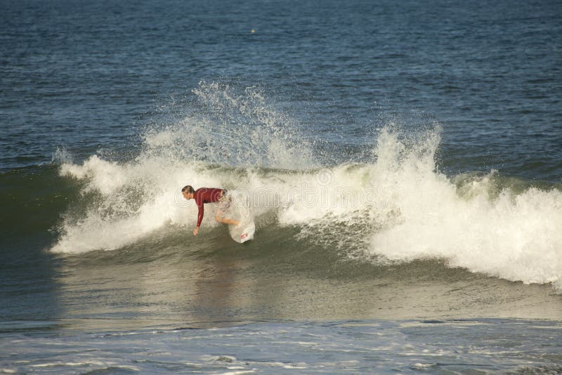 Surfer Catching Wave editorial photo. Image of adrenaline - 29209951