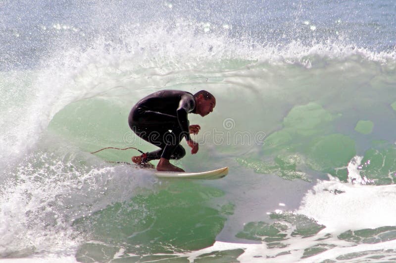 Surfer, Der Die Welle Surft Stockfoto - Bild von sprühen, surfen: 81677168