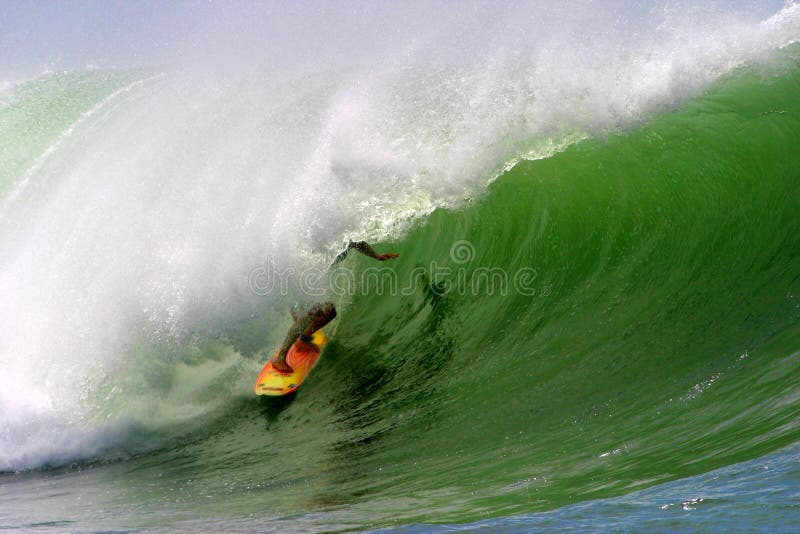 Surfer, Der Eine Ozean-Welle Surft Stockfoto - Bild von foto, ablage ...
