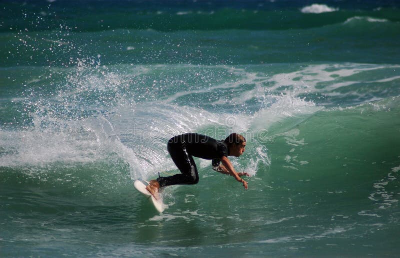 Surfer auf einer Welle redaktionelles stockbild. Bild von grün - 28627114