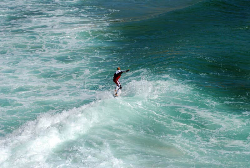 Surfer, Der Spray-Wellen-Wasser-Foto Schnitzt Redaktionelles Foto ...