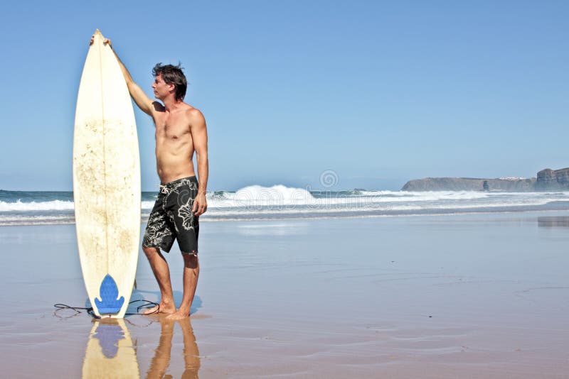 Surfer Met Zijn Surfplank Bij Het Strand Stock Foto - Image of overzees ...