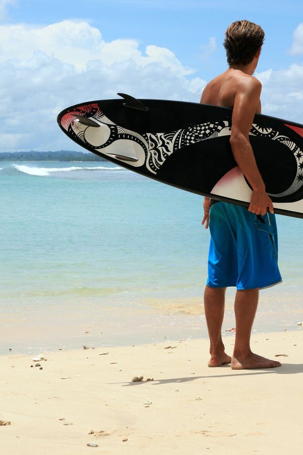 Surfer Op Strand Met Funky Arty Surfplank Stock Afbeelding - Image of ...