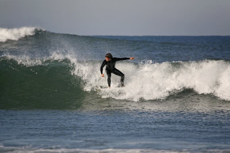 Surfer reitet eine Welle stockbild. Bild von tapfer, recreate - 1926327