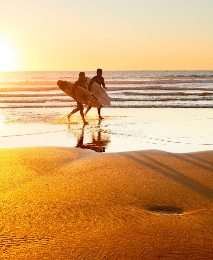 Surfers Sur La Plage, Portugal Photographie éditorial - Image of été ...