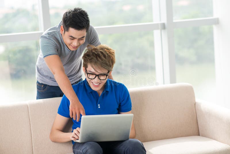 Internetgebruikers stock foto. Image of pret, positief - 28183858