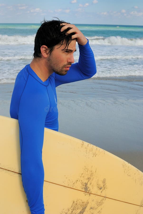 Surfista Che Funziona Sulla Spiaggia Fotografia Stock - Immagine di ...