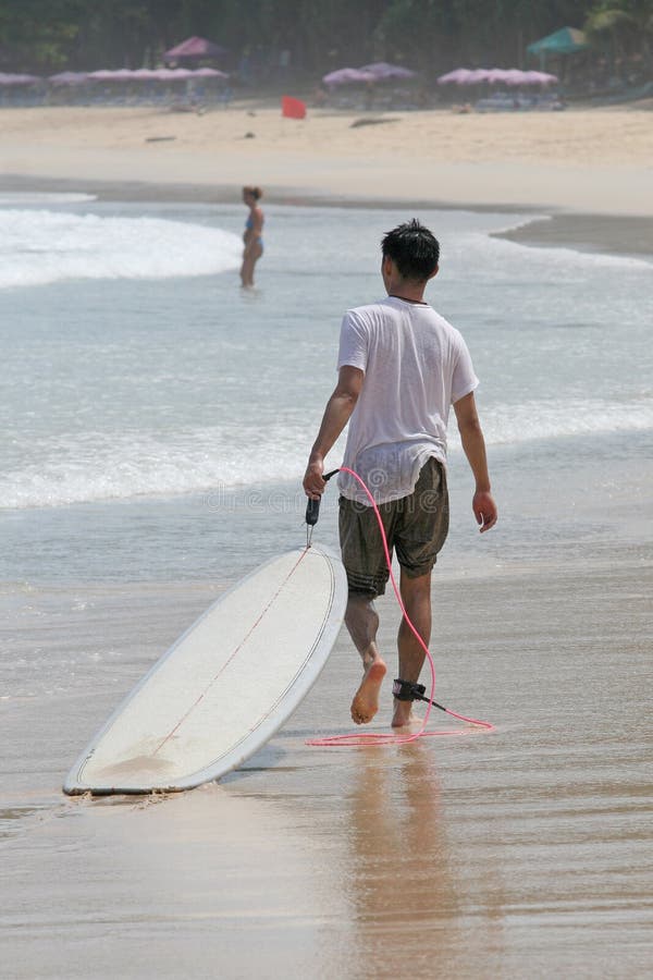 Dois Surfistas Que Olham As Ondas Foto de Stock - Imagem de areia ...