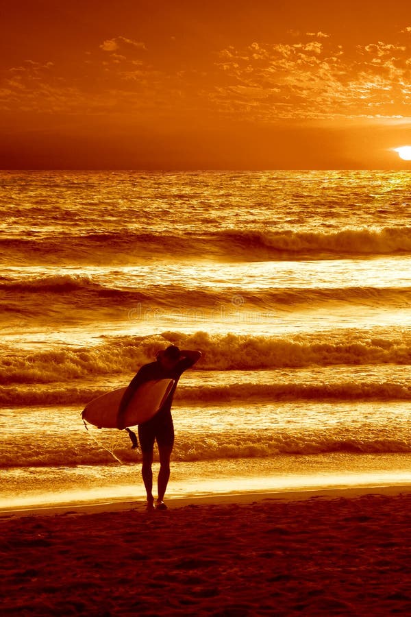 Surfista do por do sol imagem de stock. Imagem de oceano - 2320737