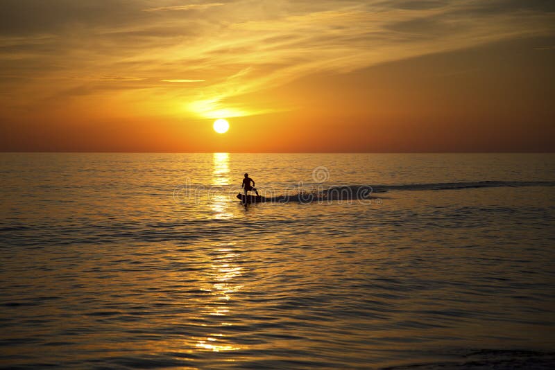 Surfista Que Surfa No Por Do Sol Imagem de Stock - Imagem de embarque ...