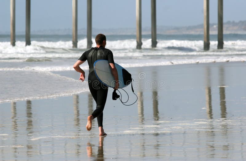 Surfista sulla spiaggia fotografia stock. Immagine di bordo - 111768