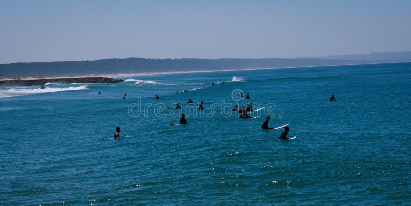 Surfisti Che Aspettano Wave E Che Praticano Il Surfing Immagine Stock ...