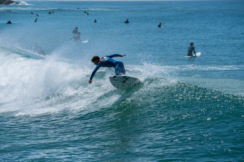 Surfisti Che Aspettano Wave E Che Praticano Il Surfing Immagine Stock ...