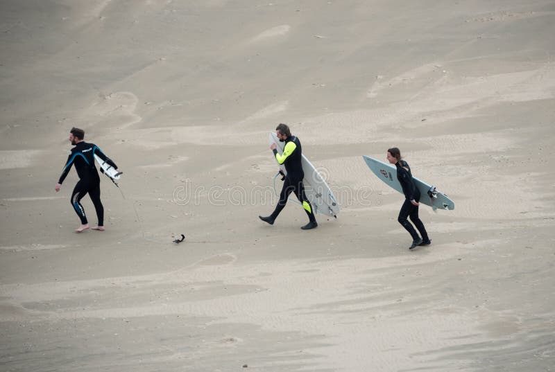 Surfisti sulla spiaggia immagine stock editoriale. Immagine di disteso ...