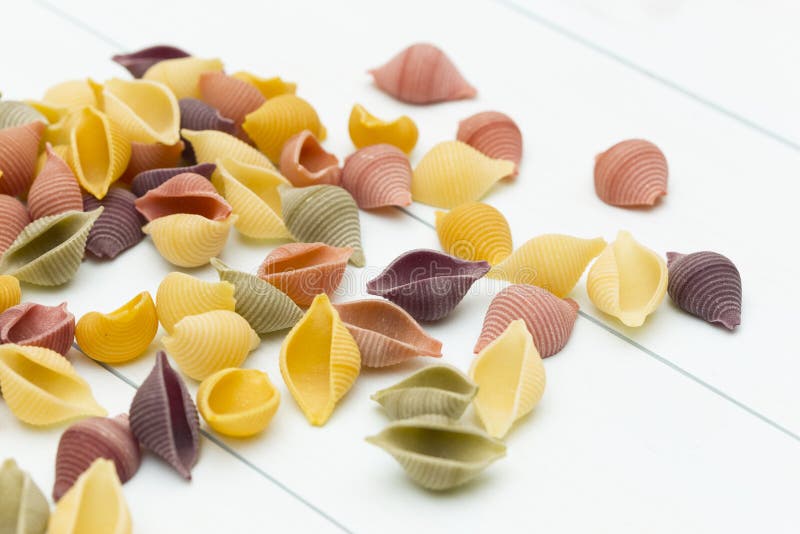 Surowy Cocciolette Makaron W Białym Pucharze Zdjęcie Stock - Obraz ...