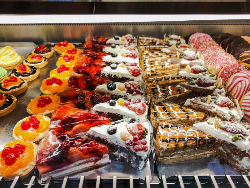 Surtido De Deliciosos Pasteles Dulces . Imagen de archivo - Imagen de ...