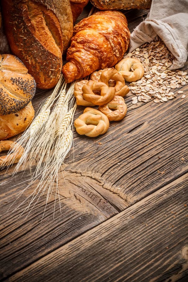 Variedad de pan cocido foto de archivo. Imagen de panes - 157171406