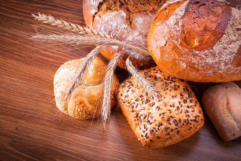 Surtido de pan fresco imagen de archivo. Imagen de rodillo - 33919291