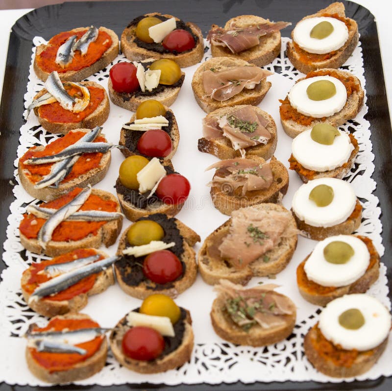 Surtido De Tostadas De Los Canapes Para El Aperitivo Imagen de archivo ...