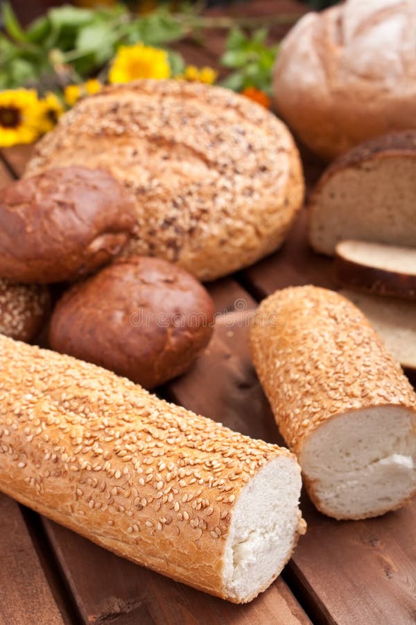 Surtido Del Pan En El Vector De Madera Imagen de archivo - Imagen de ...