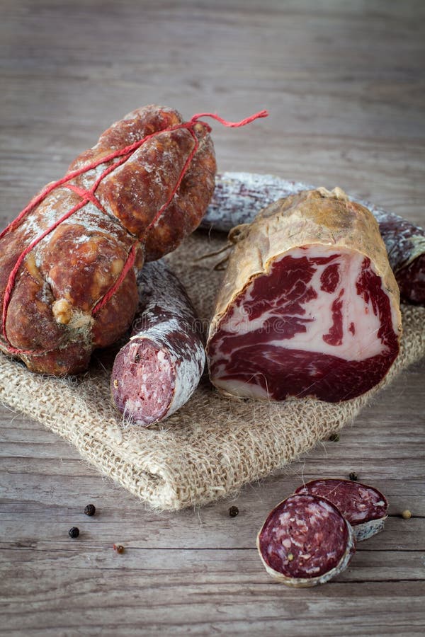 Surtido Italiano Del Salami Foto de archivo - Imagen de frescura ...