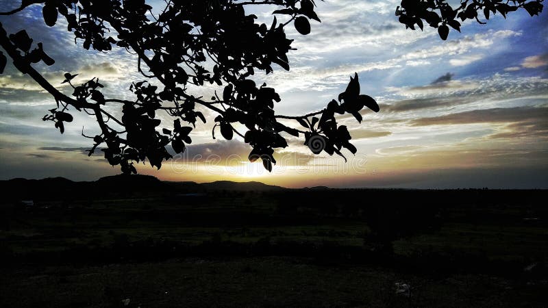 Suryast stock foto. Image of silhouet, nave, hemel, zonsondergang ...