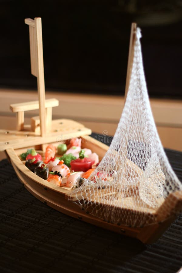 Sushi-Boot stockbild. Bild von reis, nahrung, sushi, fische - 2459335