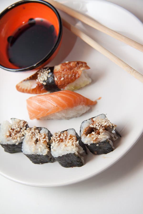 Sushi dans l'algue photo stock. Image du cuisine, bien - 60172776