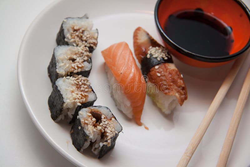 Sushi dans l'algue photo stock. Image du cuisine, bien - 60172776