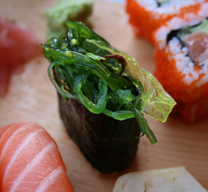 Sushi de la alga marina imagen de archivo. Imagen de restaurante - 2637757
