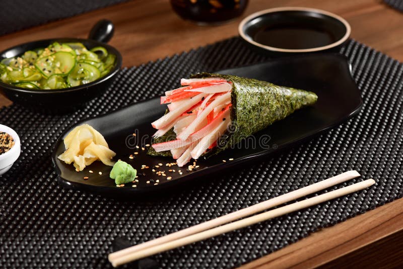 Sushi De Temaki De Kani Y Del Mango Imagen de archivo - Imagen de ...