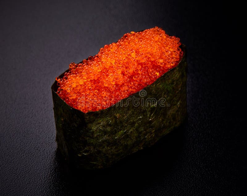 Sushi De Tobiko Gunkan En Negro Foto de archivo - Imagen de pescados ...