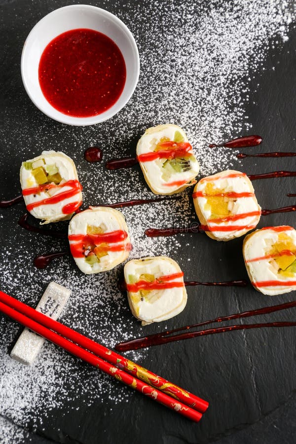 Sushi Doce Com Doce De Morango Vermelho Em Uma Placa Preta Imagem de ...