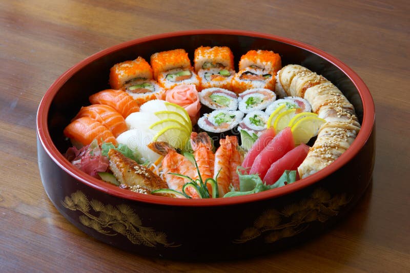 Sushi en rolletjes stock foto. Image of voorgerecht, komkommer - 3788378