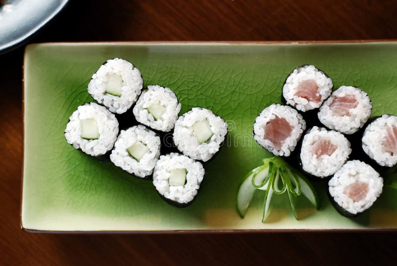 Sushi en la placa verde imagen de archivo. Imagen de palillos - 8587295