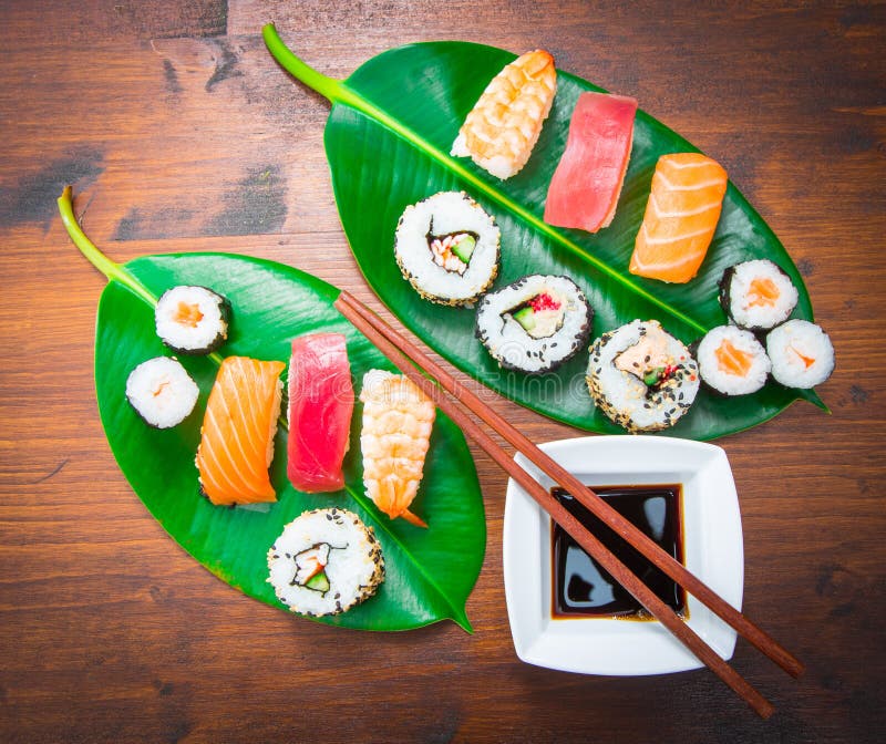 Sushi Misturado Na Folha Verde Imagem de Stock - Imagem de prato, fatia ...